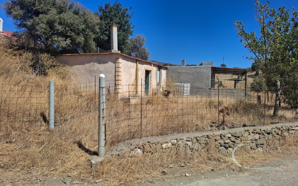 Klein te renoveren huis met prachtig uitzicht in Rizikas - Creta Houses